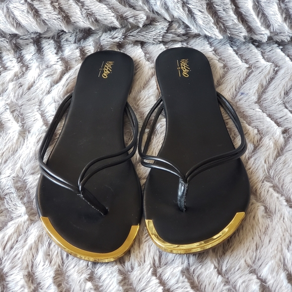 Mossimo Supply Co. | Shoes | Mossimo Supply Co Metallic Gold Toe Thong ...